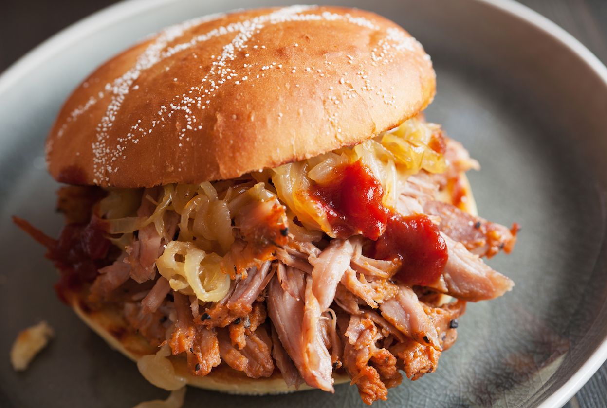 Hambúrguer de pernil defumado com molho barbecue em casa - Alegra Foods